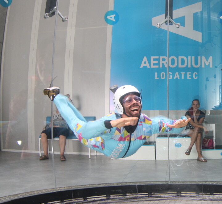 Letenje v vetrovniku - vetrovnik AERODIUM Logatec, Slovenija